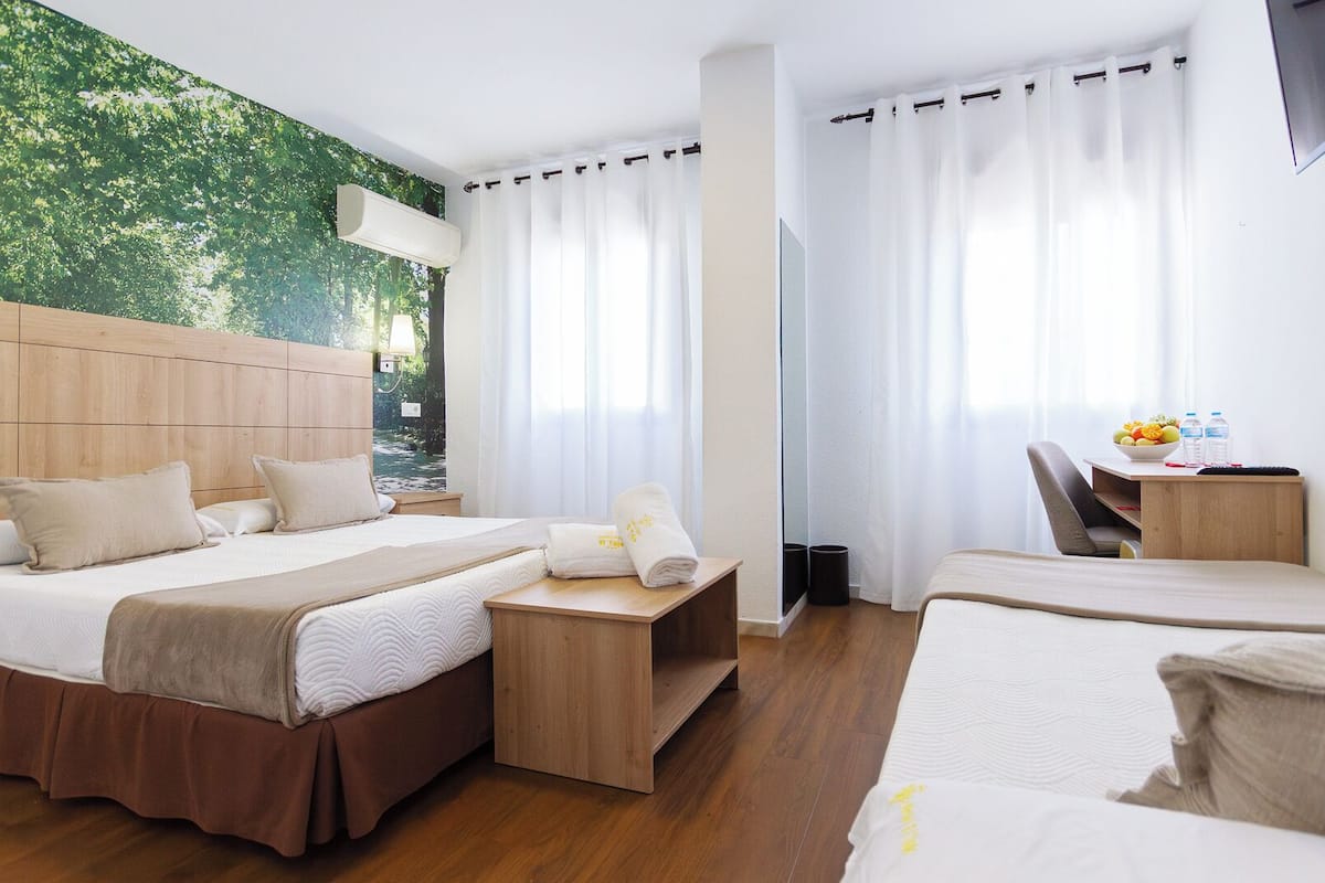 Quarto triplo | Cofres nos quartos, escrivaninha, cortinas blackout, Wi-Fi de cortesia