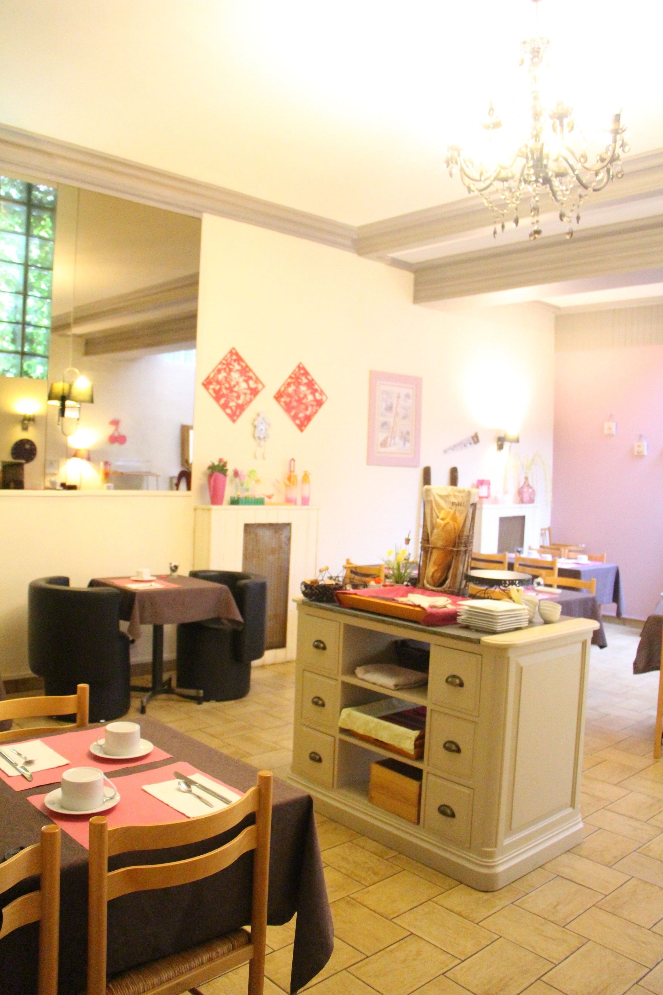 Café da manhã com buffet todos os dias (EUR 10.00 por pessoa) 