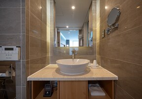 Deluxe Double Room (E - New Wing) | Roupas de cama premium, cofres nos quartos, escrivaninha