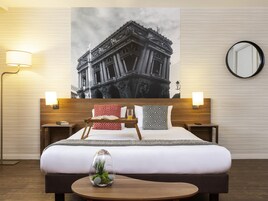 Roupas de cama antialérgicas, cofres nos quartos, escrivaninha