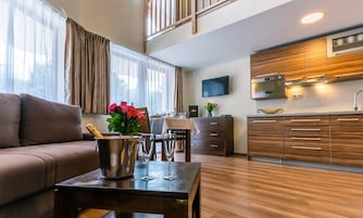 Apartment Duplex | Cofres nos quartos, cortinas blackout, Wi-Fi de cortesia