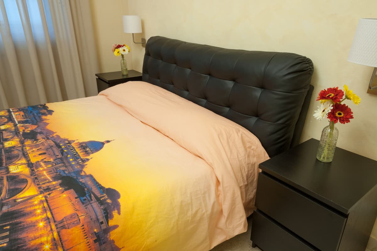 Apartamento, 2 quartos, vista para a cidade | Edredons de pluma, escrivaninha, cortinas blackout, Wi-Fi de cortesia