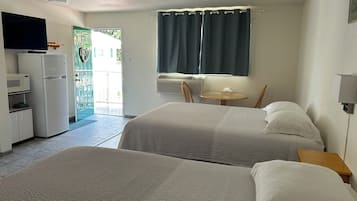 Quarto Standard, 2 camas queen-size | Sala de estar | Televisor de 32 polegadas com canais por cabo