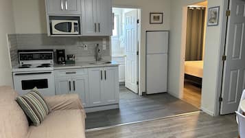 Suite Familiar, 2 quartos, cozinha | Cozinha privada | Um micro-ondas, uma cafeteira/bule, uma chaleira elétrica