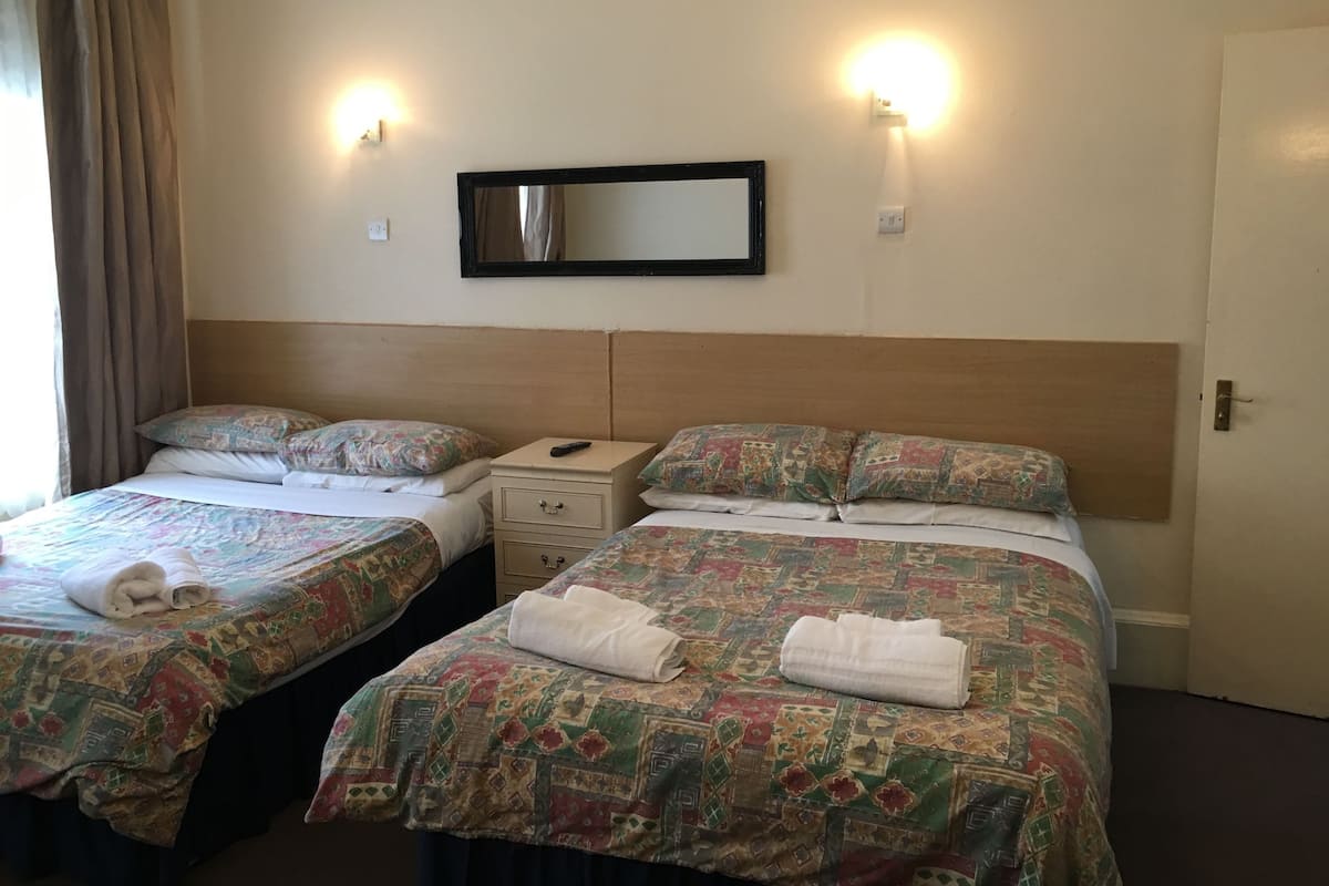 Quarto Familiar (Ensuite 5 Adults) | Ferro/tábua de engomar, Wi-fi grátis, roupa de cama fornecida