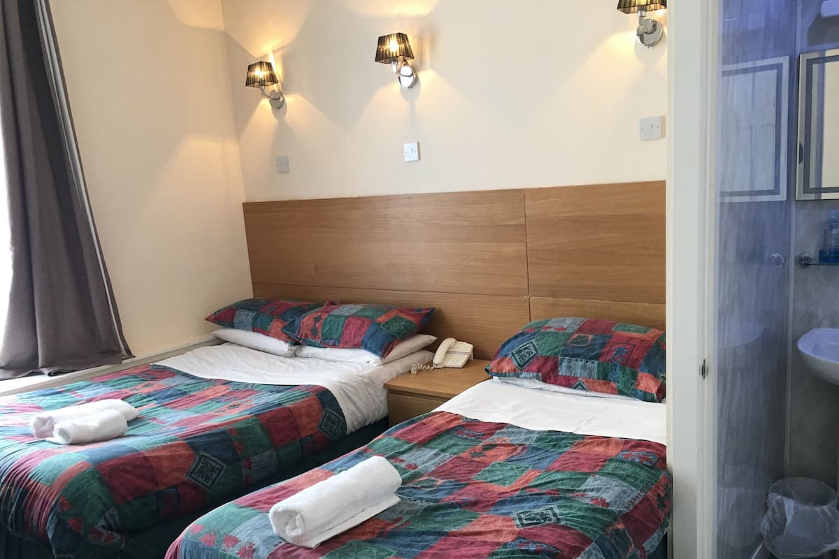 Quarto Familiar (Ensuite 3 Adults) | Ferro/tábua de engomar, Wi-fi grátis, roupa de cama fornecida