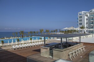 2 bares/lounges, 3 bares junto à piscina, um bar de praia 