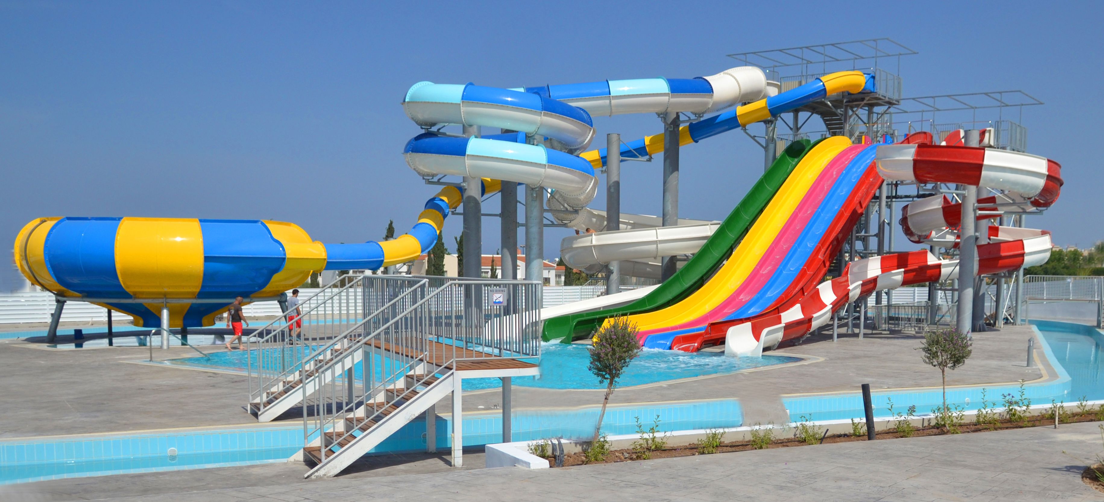 Um parque aquático com várias piscinas escorregas.