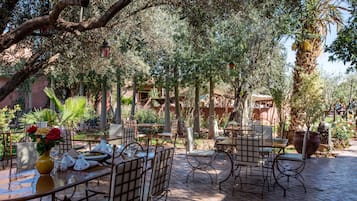 Café da manhã, almoço e jantar; local e internacional