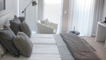 Quarto Deluxe | Minibar, cofre no quarto, ferro/tábua de engomar, Wi-fi grátis