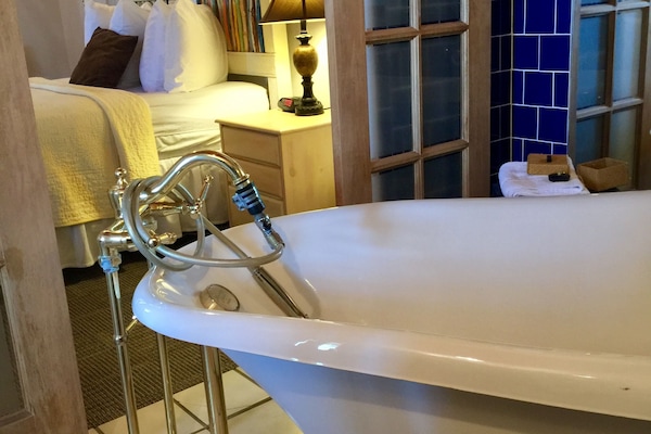 Honeymoon Suite (Room 11, Upstairs) | Banheira de imersão