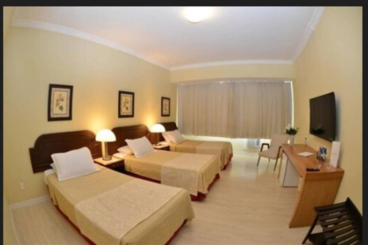 Quarto Triplo Standard | Minibar, cofre no quarto, secretária, Wi-fi grátis