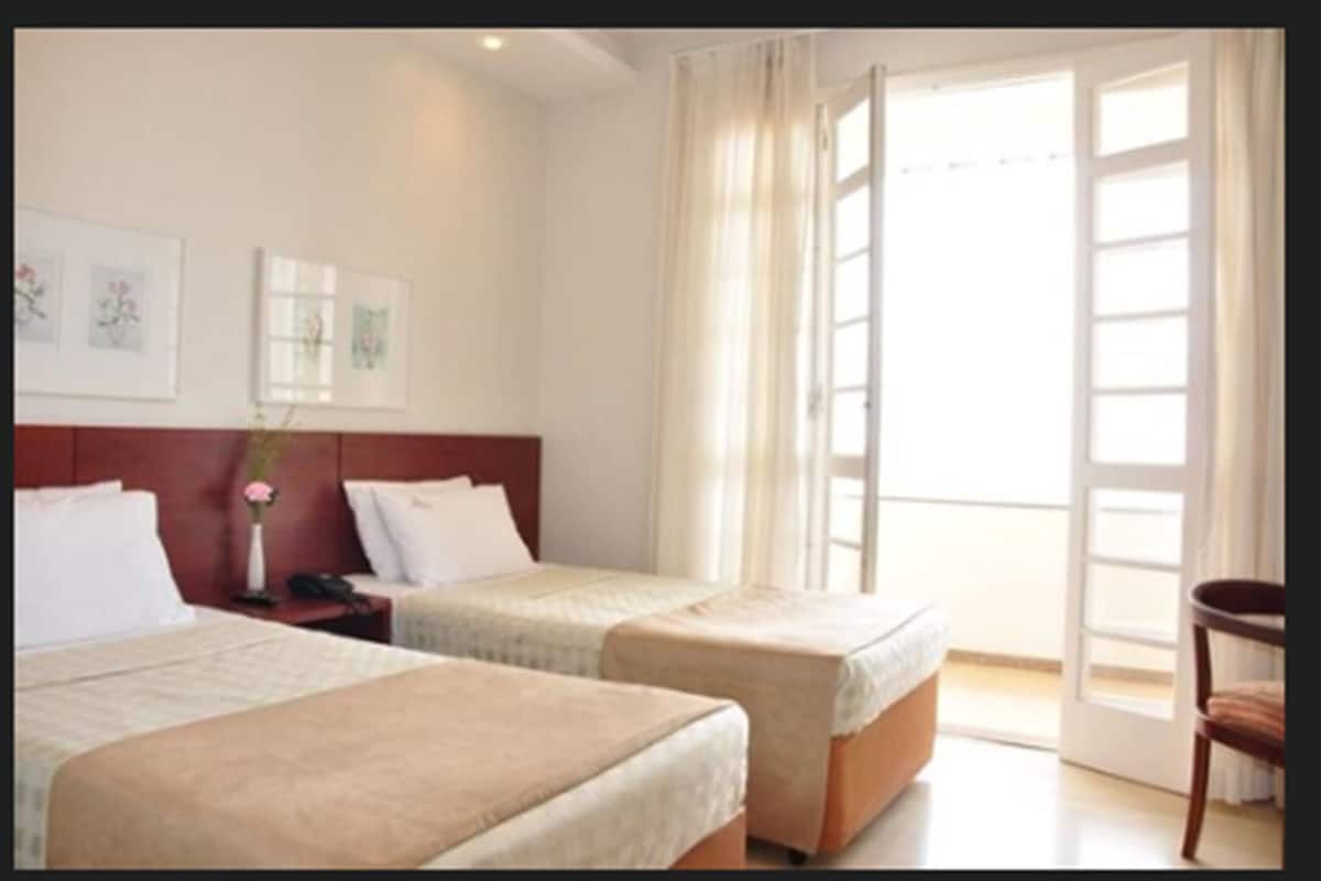 Minibar, cofre no quarto, secretária, Wi-fi grátis