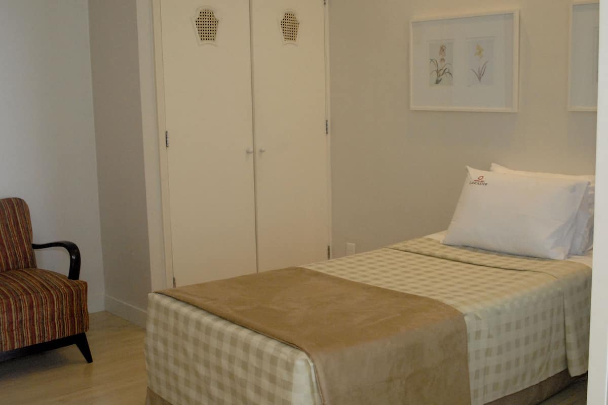 Minibar, cofre no quarto, secretária, Wi-fi grátis