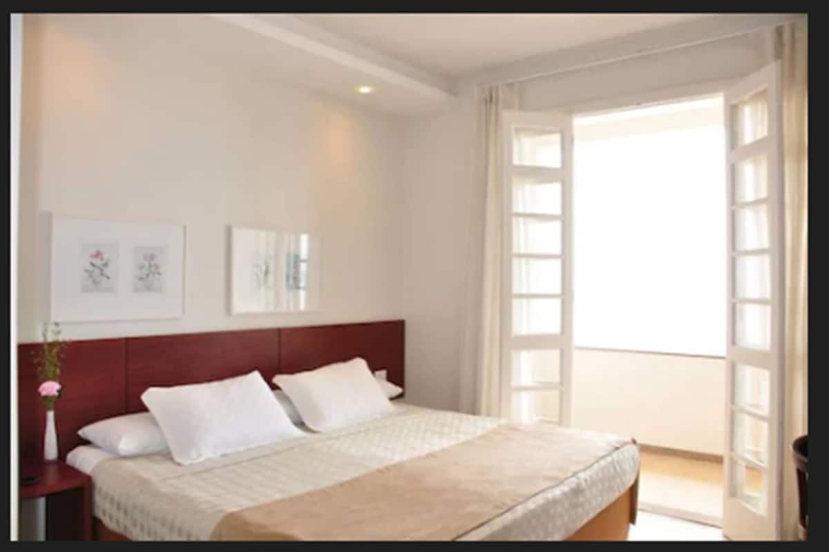 Minibar, cofre no quarto, secretária, Wi-fi grátis