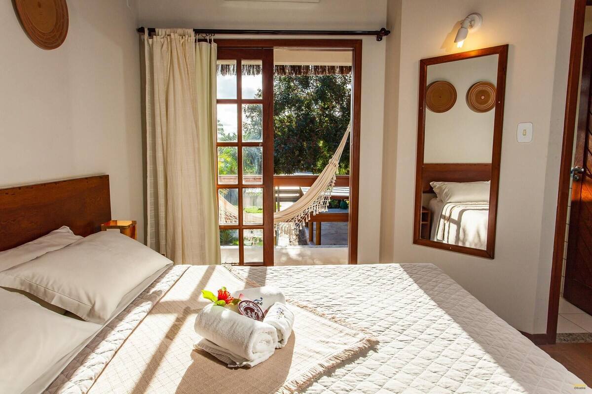 Roupas de cama antialérgicas, cofres nos quartos, cortinas blackout