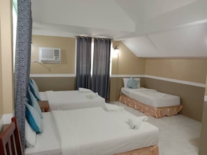 Quarto Familiar | Secretária, camas desdobráveis 