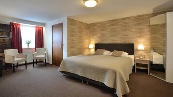 Quarto triplo conforto, vista para a cidade | 1 quarto, camas com colchões de espuma com sistema de memória