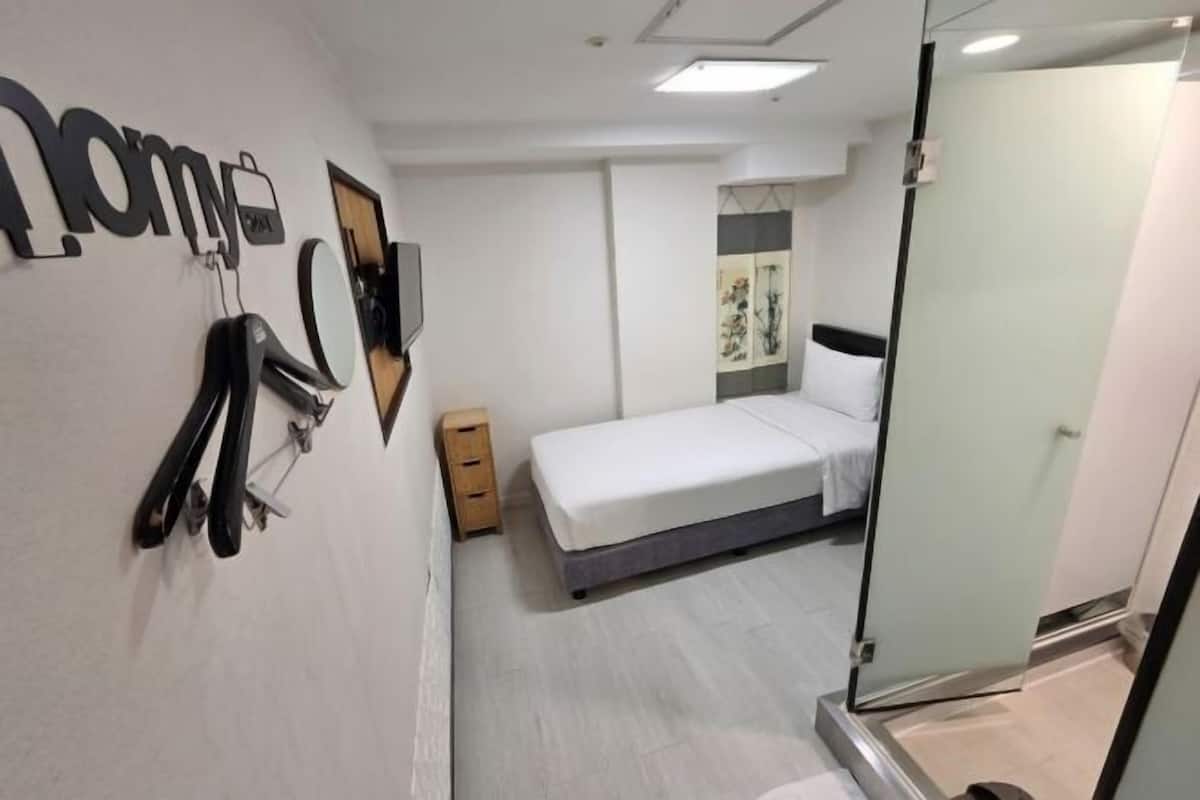 Cortinas/cortinados opacos, ferro/tábua de engomar, Wi-fi grátis