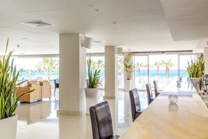 4 bares/lounges, um bar junto à piscina 