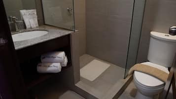 Quarto Triplo | Casa de banho | Um polibã, artigos de higiene pessoal grátis, chinelos