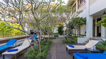 Piscina interna, piscina externa, funciona das 7h às 21h, guarda-sóis