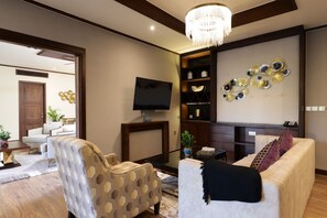 Presidential Suite | Área de estar | TV LED 40 polegadas com canais a cabo, TV, lareira