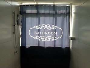 Um polibã, artigos de higiene pessoal grátis, um secador de cabelo 