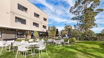 Pequenos-almoços, almoços, jantares servidos, com vista para o jardim