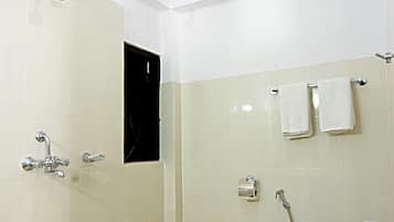 Chuveiro, chuveiro com efeito de chuva, produtos de toalete grátis