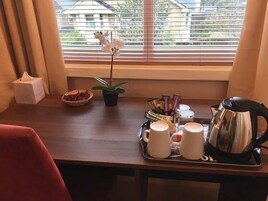 Suite Superior, casa de banho anexa | 1 quarto, roupa de alta qualidade, cofre com capacidade para portátil 