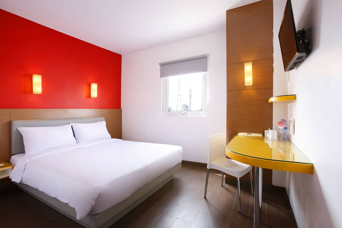 Smart Room Queen | Cofre no quarto, secretária, Wi-fi grátis, roupa de cama fornecida