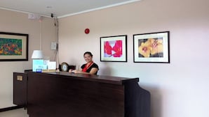 Uma receção com um relógio, obras de arte emolduradas e o símbolo Visa.