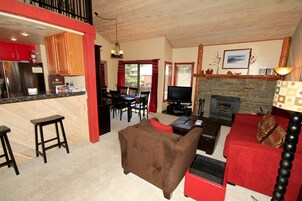 1-Bedroom Condo Near Ski Lifts | Sala | Televisor, lareira 