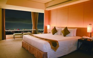 Roupa de alta qualidade, minibar, cofre no quarto, secretária 