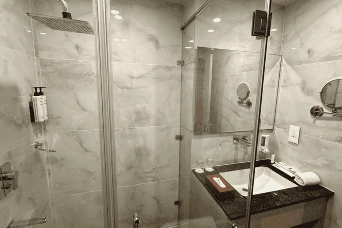 Suite, 1 cama de casal | Roupa de alta qualidade, minibar, cofre no quarto, secretária