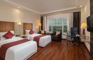 Quarto Deluxe, 2 camas individuais | Roupa de alta qualidade, minibar, cofre no quarto, secretária 