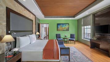 Suite, várias camas (Villa) | Minibar, cofre com capacidade para portátil, secretária