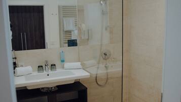 Quarto Familiar, varanda | Casa de banho | Um secador de cabelo, roupões, chinelos, toalhas fornecidas