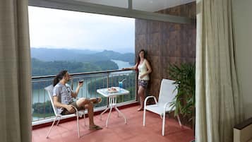 Quarto Premium, não fumadores, vista para o lago | Varanda