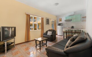 Apartamento, 2 quartos | Área de estar | TV de tela plana