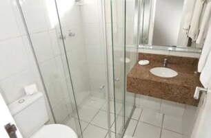 Apartamento Standard | Casa de banho | Um polibã, artigos de higiene pessoal grátis, toalhas fornecidas 