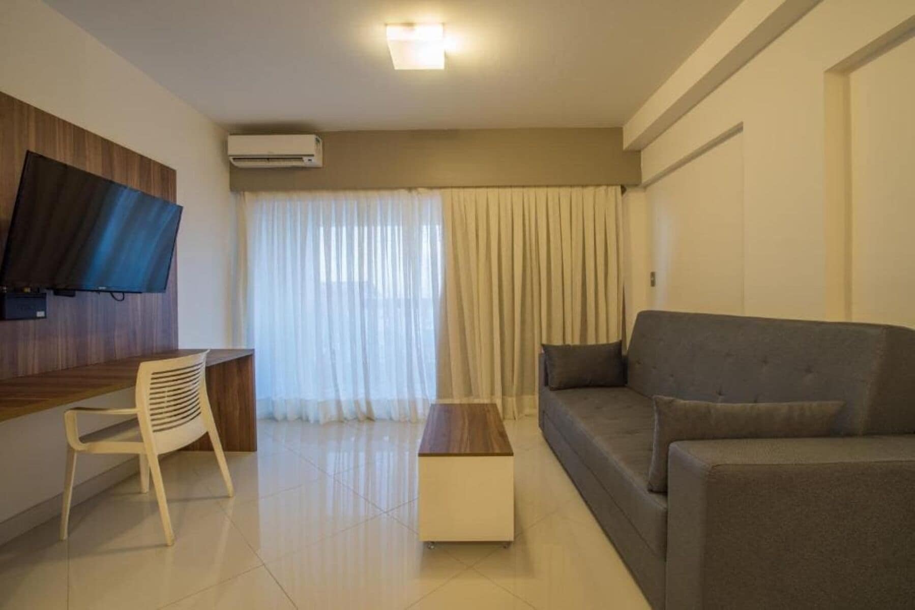 Frigobar, cofres nos quartos, escrivaninha