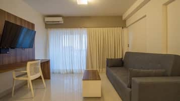 Frigobar, cofres nos quartos, escrivaninha