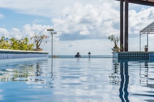 2 piscinas exteriores, guarda-sóis, espreguiçadeiras