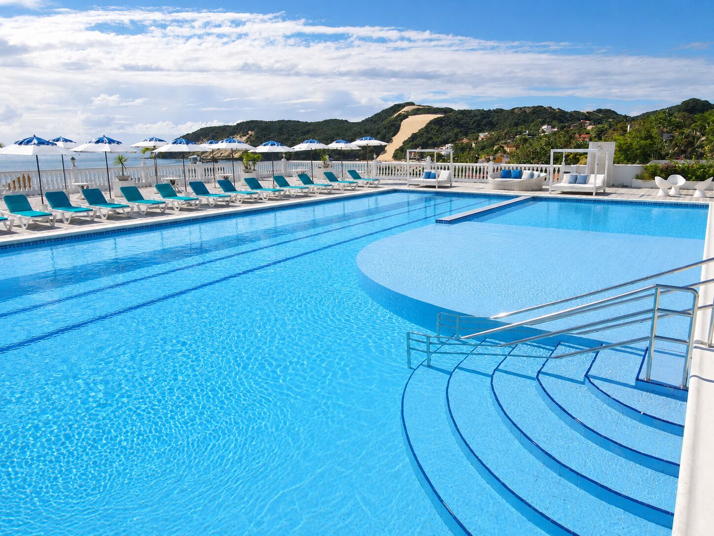 2 piscinas externas, guarda-sóis, espreguiçadeiras