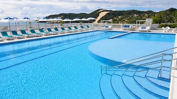 2 piscinas externas, guarda-sóis, espreguiçadeiras