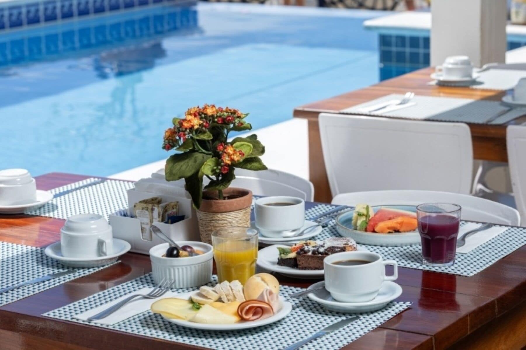 Café da manhã com buffet grátis todos os dias