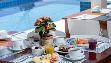 Café da manhã com buffet grátis todos os dias