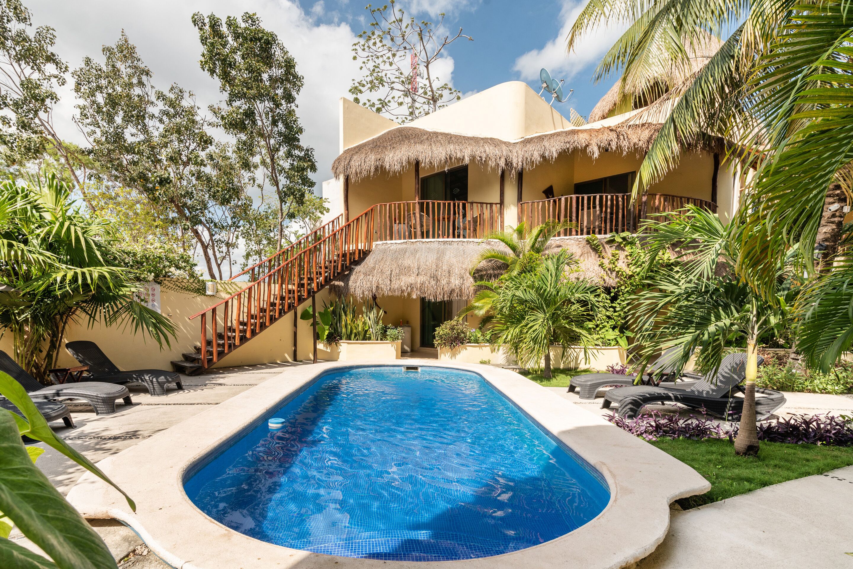 Piscina externa, espreguiçadeiras
